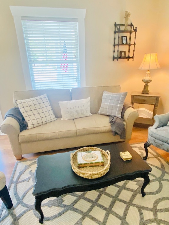 Quaint Bungalow Walking Distance To Downtown Deland, 2 Weeks Maximum Stay - DeLand, FL