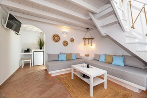 Superior Suite with Pool View | Área de estar | TV de tela plana