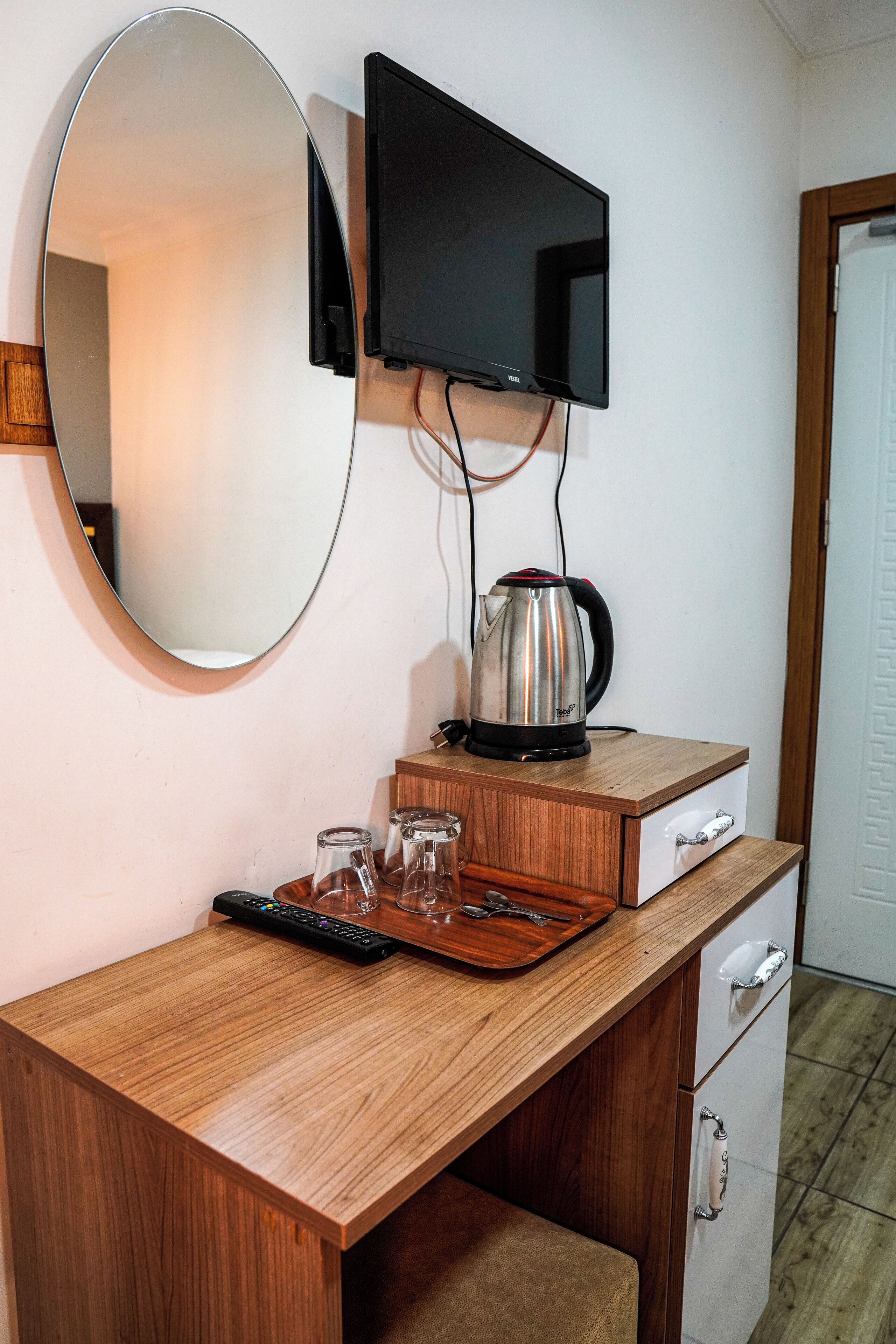 Quarto Económico | Sala de estar | Televisor LCD de 89 cm com canais via satélite, televisor 