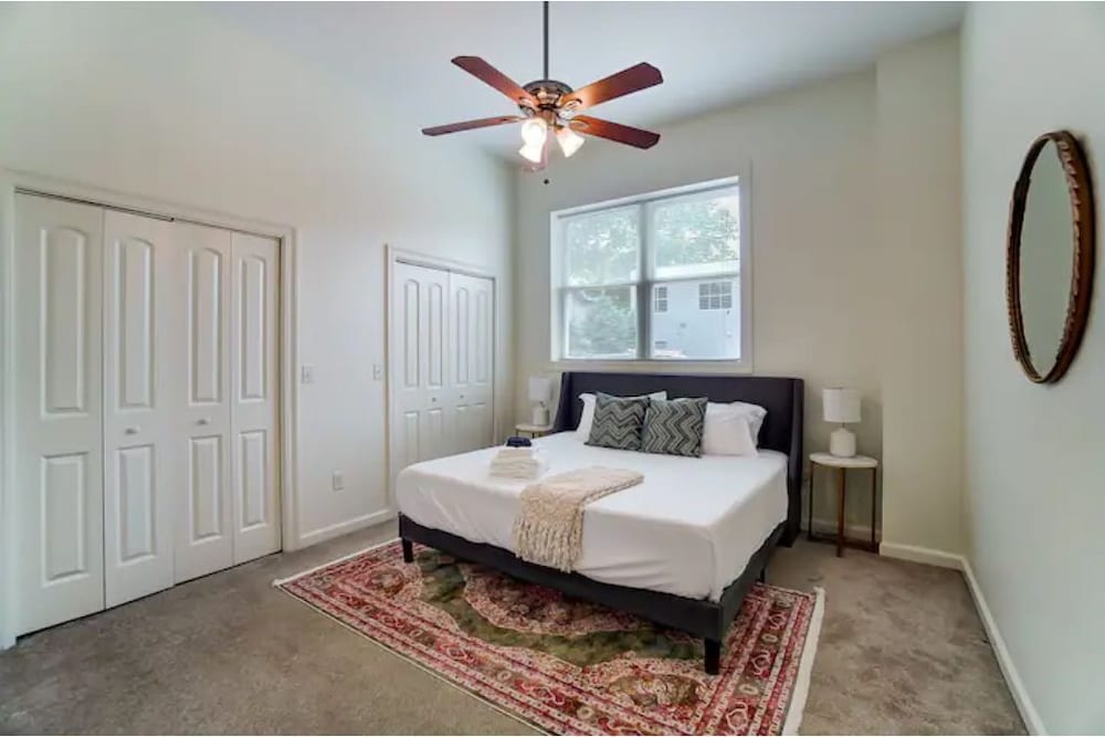 Spacious Oakley Square Condo-parking-king Bed - Cincinnati, OH