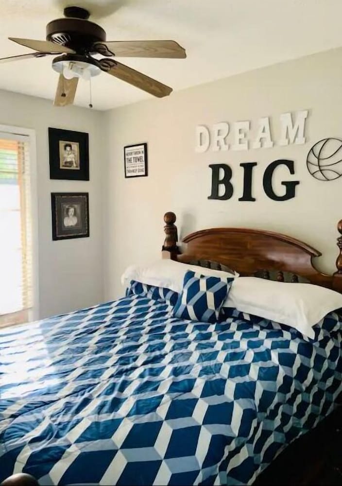 Warm & Inviting Home 5 Minutes Walking Distance From Restaurants. - 