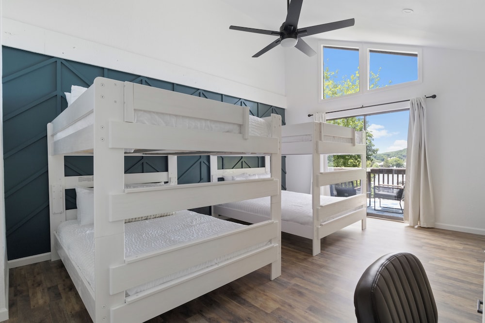 Hot Tub Hideaway In Margaritaville Resort; Pet Friendly; Private Hot Tub; Beautiful Views; Pools! - Camdenton, MO