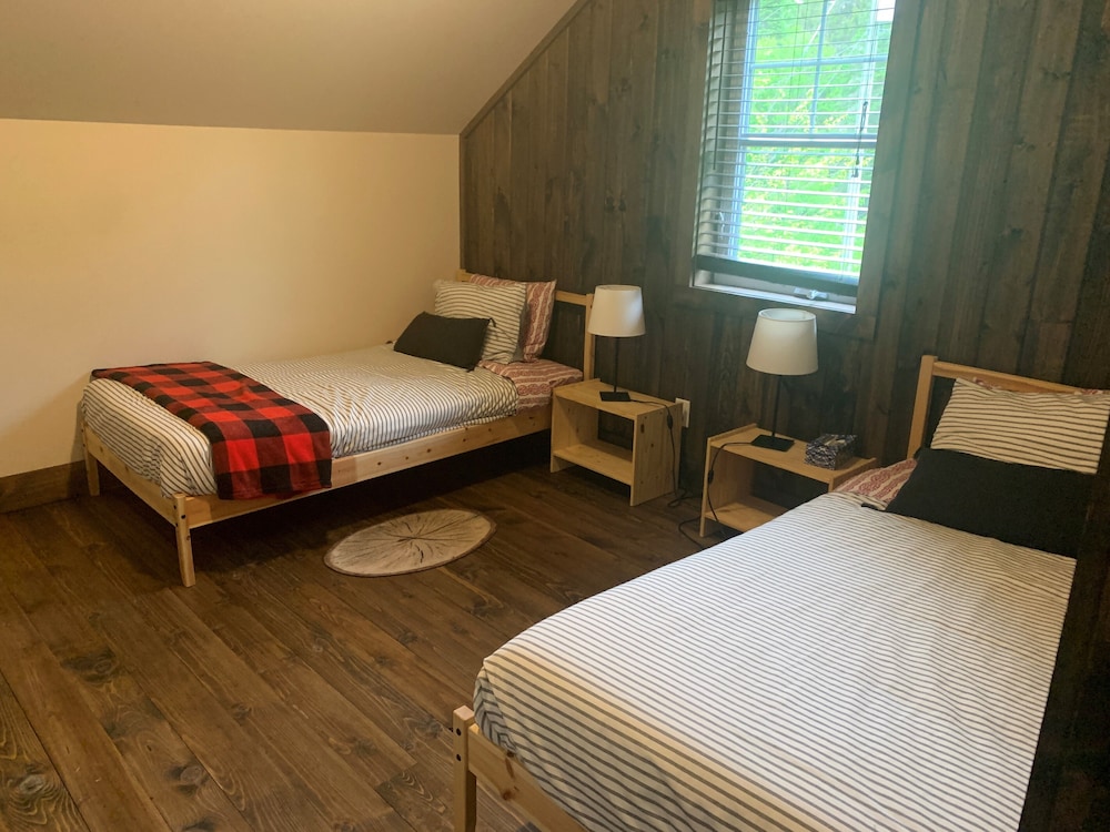 Cozy Cottage With Spa Located On Private Lake And Close To Ski Hills - Quebec