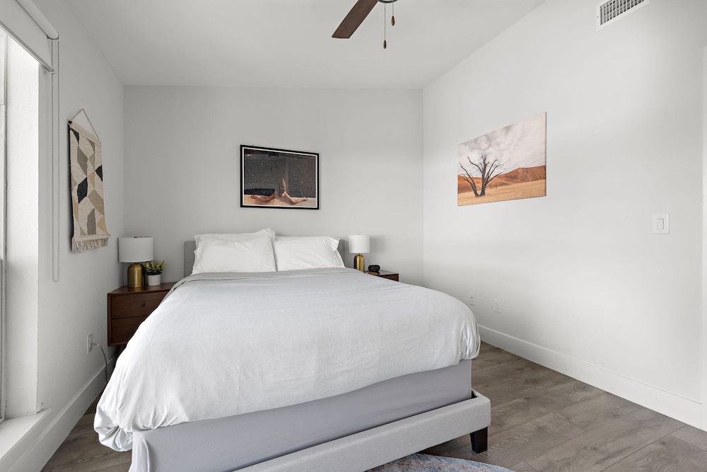 Urban Austin Oasis - Modern 2-bed Near Downtown & Airport! - Buda, TX