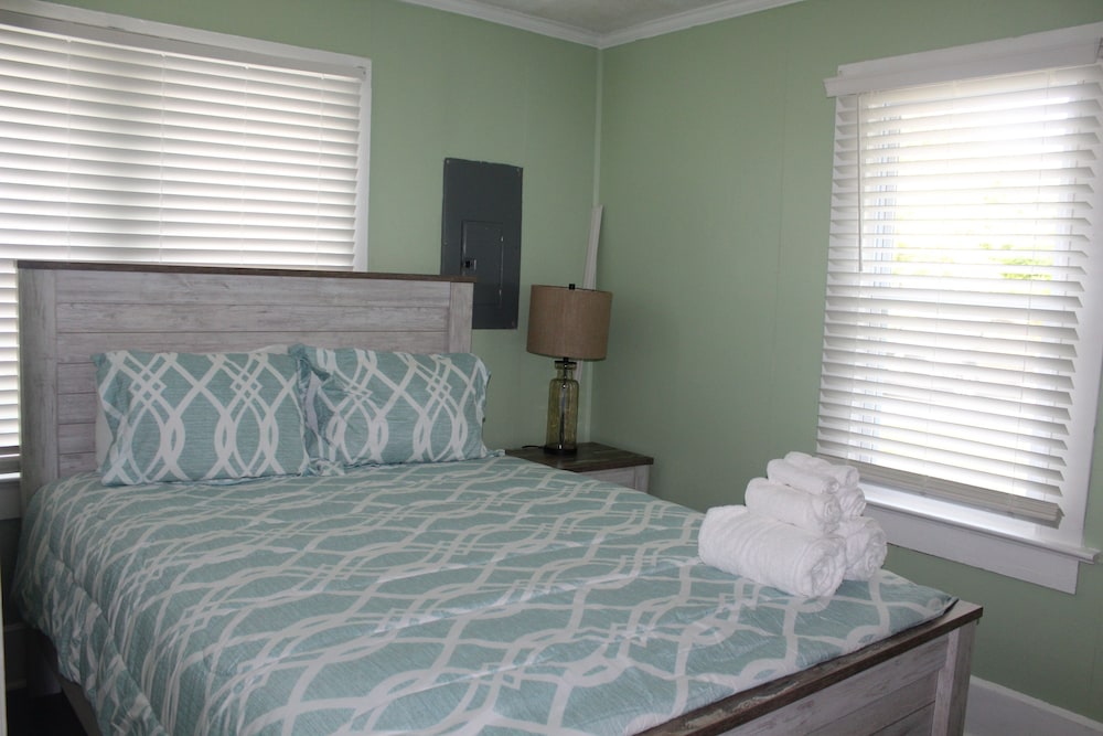 Remodeled Bungalow Minutes From Historic Waterfront Downtown Manteo - Manteo, NC