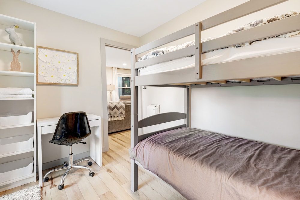 Remodeled, Dog-friendly Condo With Balcony, Fireplace, & W/d - Walk To Slopes - Watauga Lake, TN