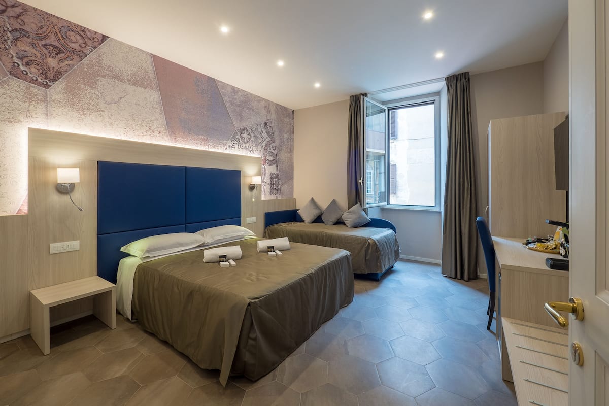 Quarto triplo superior, 1 quarto | Frigobar, cofres nos quartos, escrivaninha, cortinas blackout