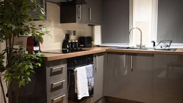 Apartamento | Cozinha privada | Um frigorífico, um micro-ondas, um forno, uma placa de cozinha