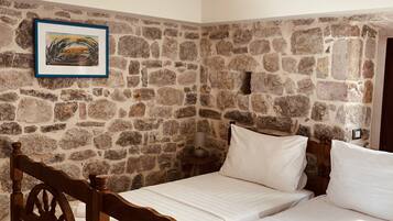 Quarto casal ou duplo clássico, banheiro compartilhado | Cortinas blackout, Wi-Fi de cortesia, roupa de cama