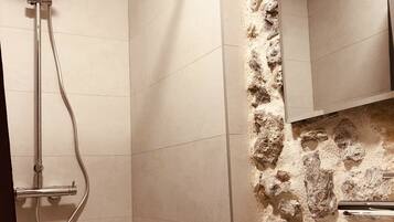 Quarto casal ou duplo clássico, banheiro compartilhado | Banheiro compartilhado