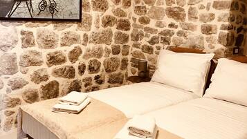 Quarto casal ou duplo clássico, banheiro compartilhado | Cortinas blackout, Wi-Fi de cortesia, roupa de cama