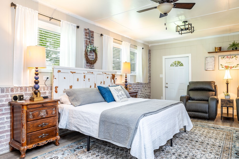 Inviting, Clean, Comfortable Spacious 3/2 Home In Maryville - Maryville, TN