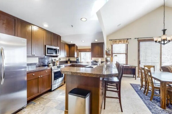 3 Bedroom Townhome In Downtown Breckenridge, Off Main Street With Pool, And Hot Tubs - Breckenridge, CO
