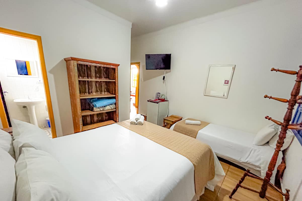 Quarto Triplo Standard | Minibar, secretária adequada para computadores portáteis
