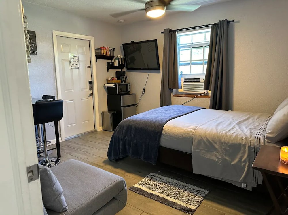 Independent Room W/ Private Entrance Close To Fll - Pompano Beach, FL