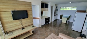 Apartamento superior | Cozinha privada | Geladeira, talheres/pratos/utensílios de cozinha
