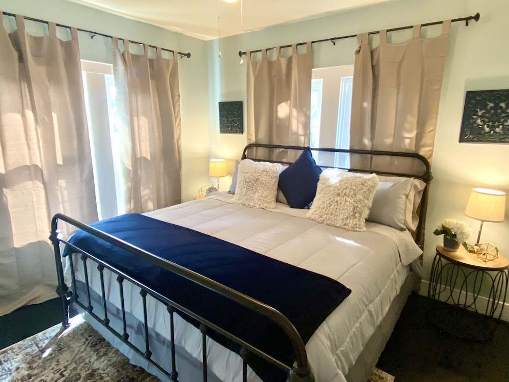 Beautiful, Magnolia Haus....where Indoor Comfort And Outdoor Adventure Collide!! - Kerrville, TX