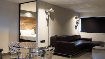 Estúdio Executivo, 1 cama queen-size, kitchenette, Vista para a cidade | Sala de estar | Smart TV de 30 polegadas com canais via satélite, televisor