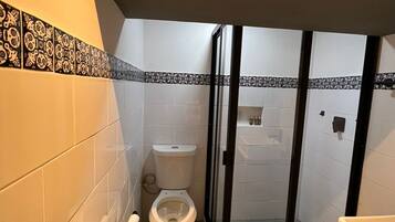 Estúdio executivo, 1 cama Queen, cozinha americana, vista para a cidade | Banheiro | Chuveiro, toalhas de banho, sabonete, shampoo