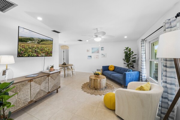 Modern 3-br Home W\/ Heated Pool & Jacuzzi & Fire Place - Cape Coral, FL