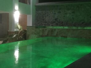Piscina exterior, da(s) 7:00 à(s) 22:00, guarda-sóis, espreguiçadeiras 