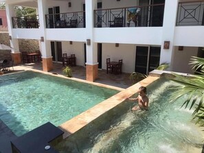 Piscina exterior, da(s) 7:00 à(s) 22:00, guarda-sóis, espreguiçadeiras 