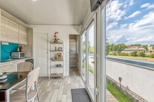 Trailer família, vários quartos, geladeira e micro-ondas (Rooftop Home With Whirlpool & Sauna) | Cozinha privada | Geladeira, micro-ondas, fogão, cooktop