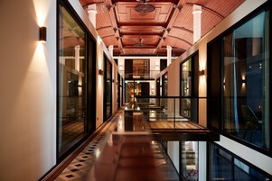 Quarto luxo | Roupas de cama antialérgicas, frigobar, cofres nos quartos