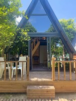 Casa na Árvore Deluxe | Minibar, secretária adequada para computadores portáteis 