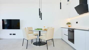 Apartamento (2 Bedrooms) | Opções para refeição no quarto