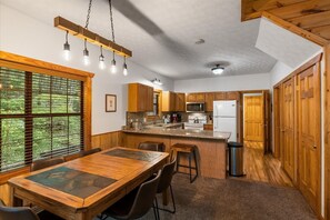 Cabine, 2 quartos | Cozinha privada | Um frigorífico, um forno, uma cafeteira/bule, uma torradeira