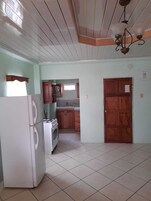 Estúdio | Cozinha privada | Uma chaleira elétrica, forno de mesa 