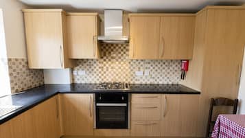 Apartamento | Cozinha privada | Um frigorífico, um micro-ondas, um forno, uma placa de cozinha