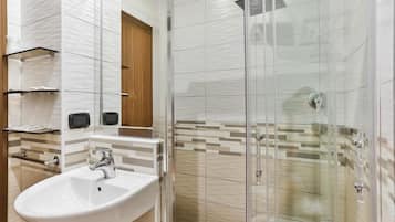 Quarto casal ou duplo standard, 1 cama de casal | Banheiro | Chuveiro, secador de cabelo, bidê, toalhas de banho