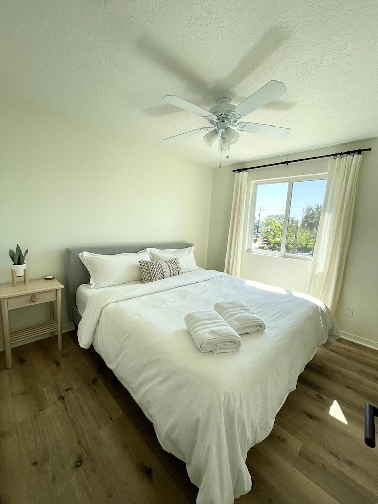 ★Walk To Beach★ Fully Renovated And Modern Jax Beach Retreat - Jacksonville Beach, FL