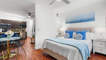 Apartamento Standard, 1 cama queen-size e sofá-cama, não fumadores (Suite Seven) | 1 quarto, com decoração personalizada, com mobília individualizada