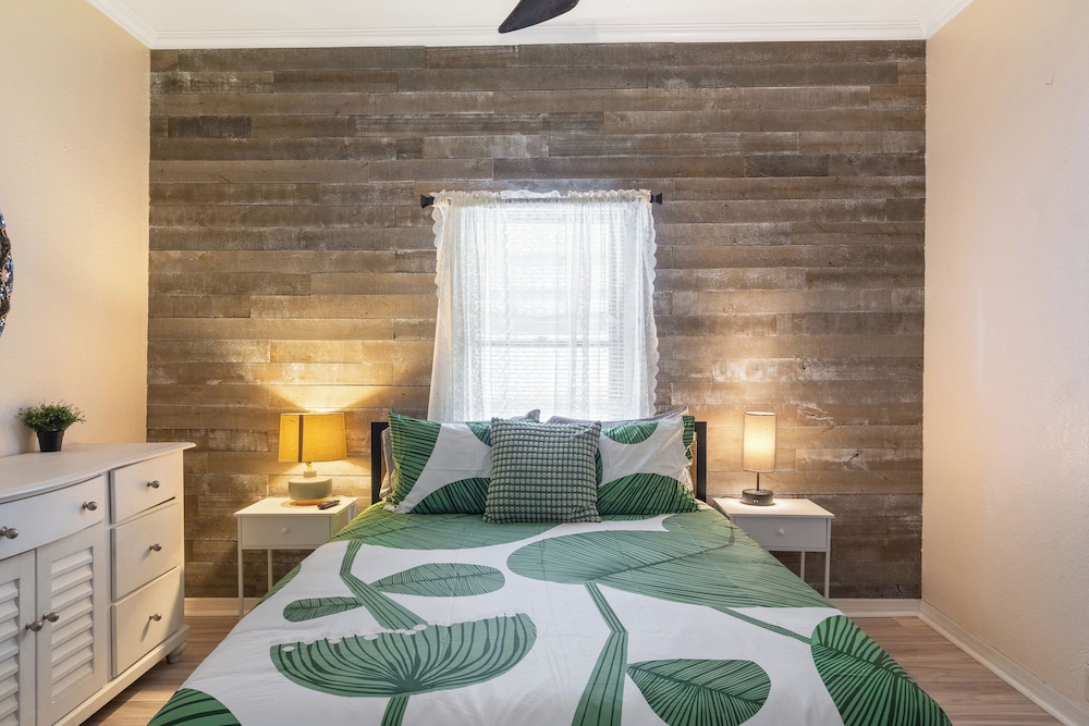 The Jewel Of Ybor, A 3 Bedroom Bungalow - Tampa, FL