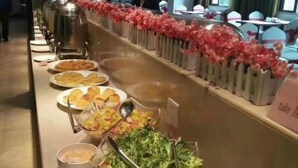 Disposição de buffet com diversos alimentos e um aviso indicando 'leve'.