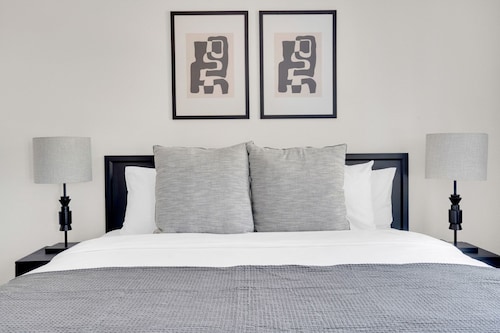 Sleek Menlo Park 1br W/ Lounge & W/d, Walk To Caltrain, By Blueground - Woodside, CA