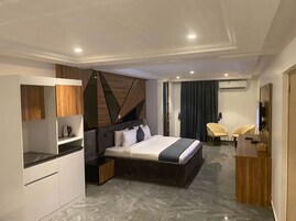 Quarto executivo, sacada, vista para a piscina | Cofres nos quartos, escrivaninha, espaço de trabalho para notebook