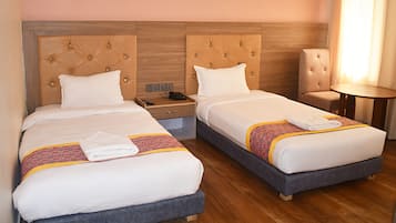 Quarto Twin Deluxe | Roupa de alta qualidade, com decoração personalizada