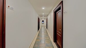 Corredor com portas numeradas 203 e 202, que dão para os quartos.