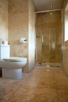 Quarto duplo standard | Banheiro | Chuveiro, produtos de toalete grátis, toalhas de banho, sabonete