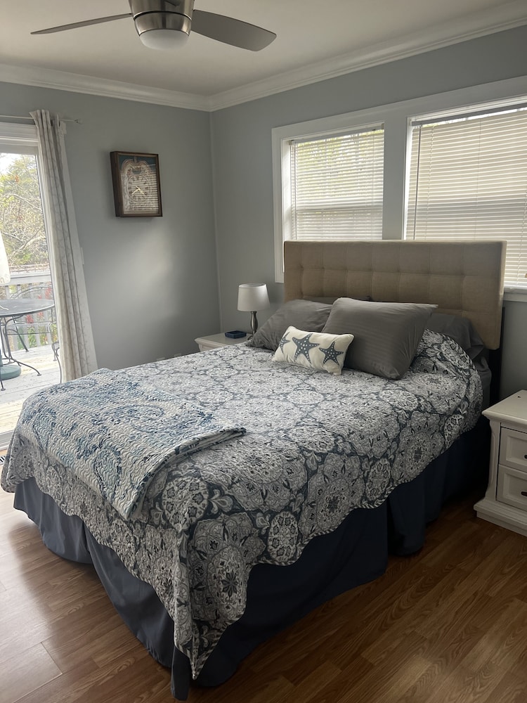 Azalea Cottage 1br/1ba With Spacious Deck Overlooking Lkn And 2 Private Docks. - Lake Norman