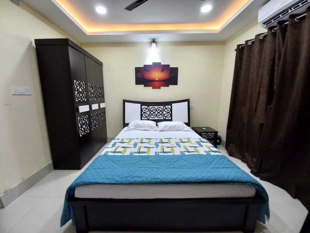 Executive Private Room In Bed And Breakfast With Pool - Santiniketan