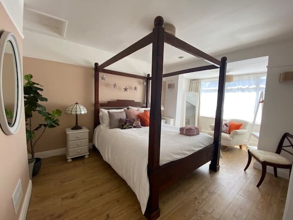 1930's Seaside Holiday Home, Four-poster Bed - Cromer