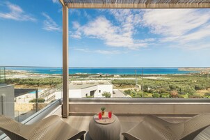 High Floor Double Room with Sea View | Cofre no quarto, secretária 