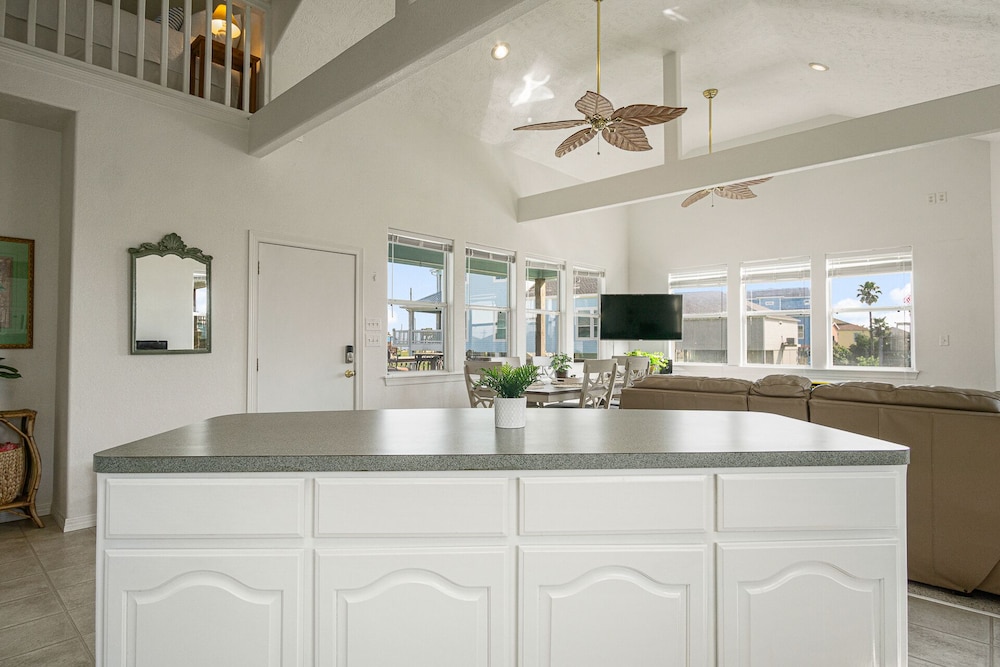 Good Vibes + 3min Walk To The Beach! Sleeps 12 - Crystal Beach