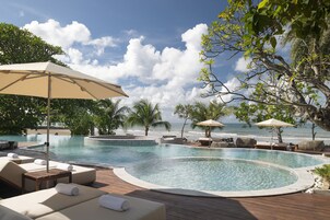 Piscina externa, guarda-sóis, espreguiçadeiras