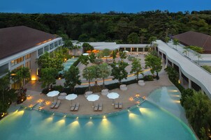 Piscina externa, guarda-sóis, espreguiçadeiras